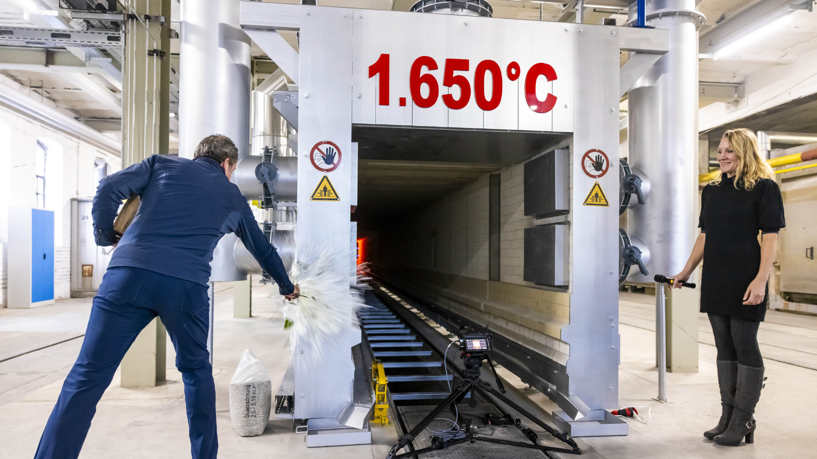 Feierliche Zündung von Riedhammers Hochtemperatur-Tunnelofen HTTO bei ...